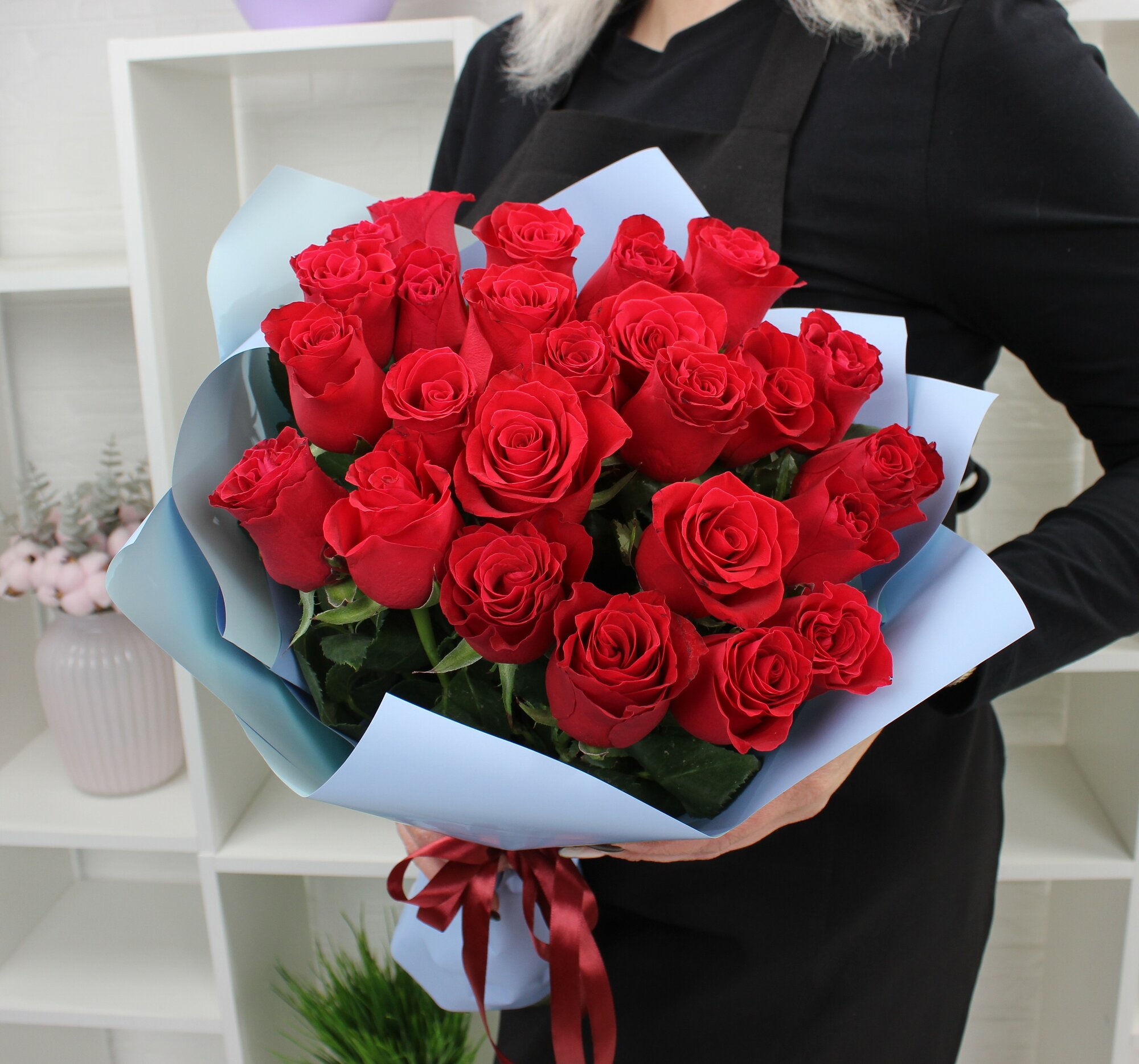 Монобукет THE FLOREAL красная роза 25 штук, высота 50 см, с бантом