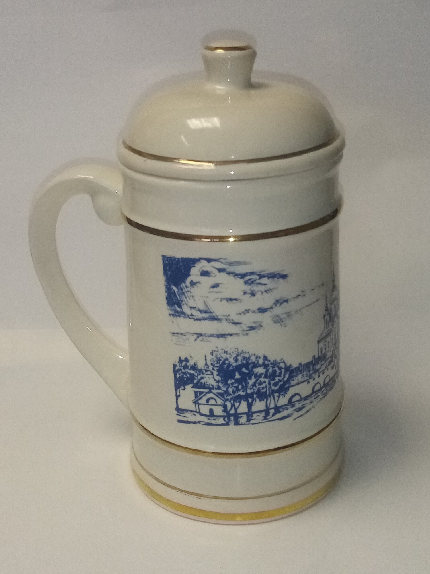 Кружка с крышкой средняя (бел, вид синий, отводка золотом, Коневский монастырь)