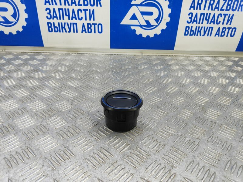 Б/У Дефлектор воздушный левый Renault Kaptur / Рено Каптюр 2.0 F4RE410 143 Л.С 2018
