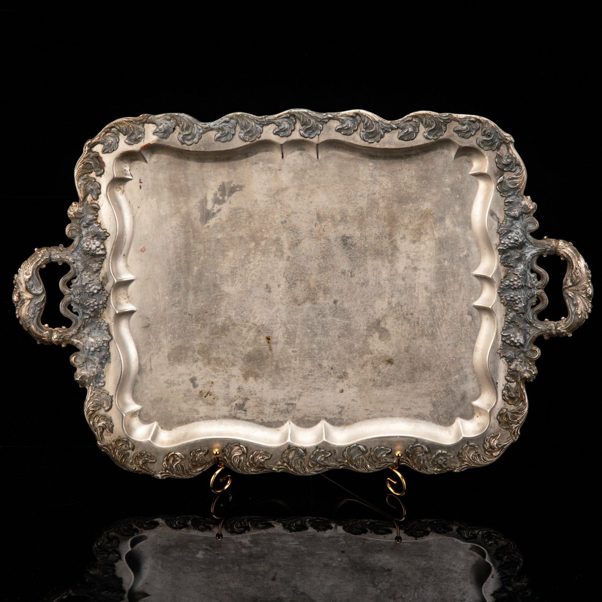 Поднос прямоугольной формы с фигурным бортом и рельефным растительным декором с виноградными лозами (большой)