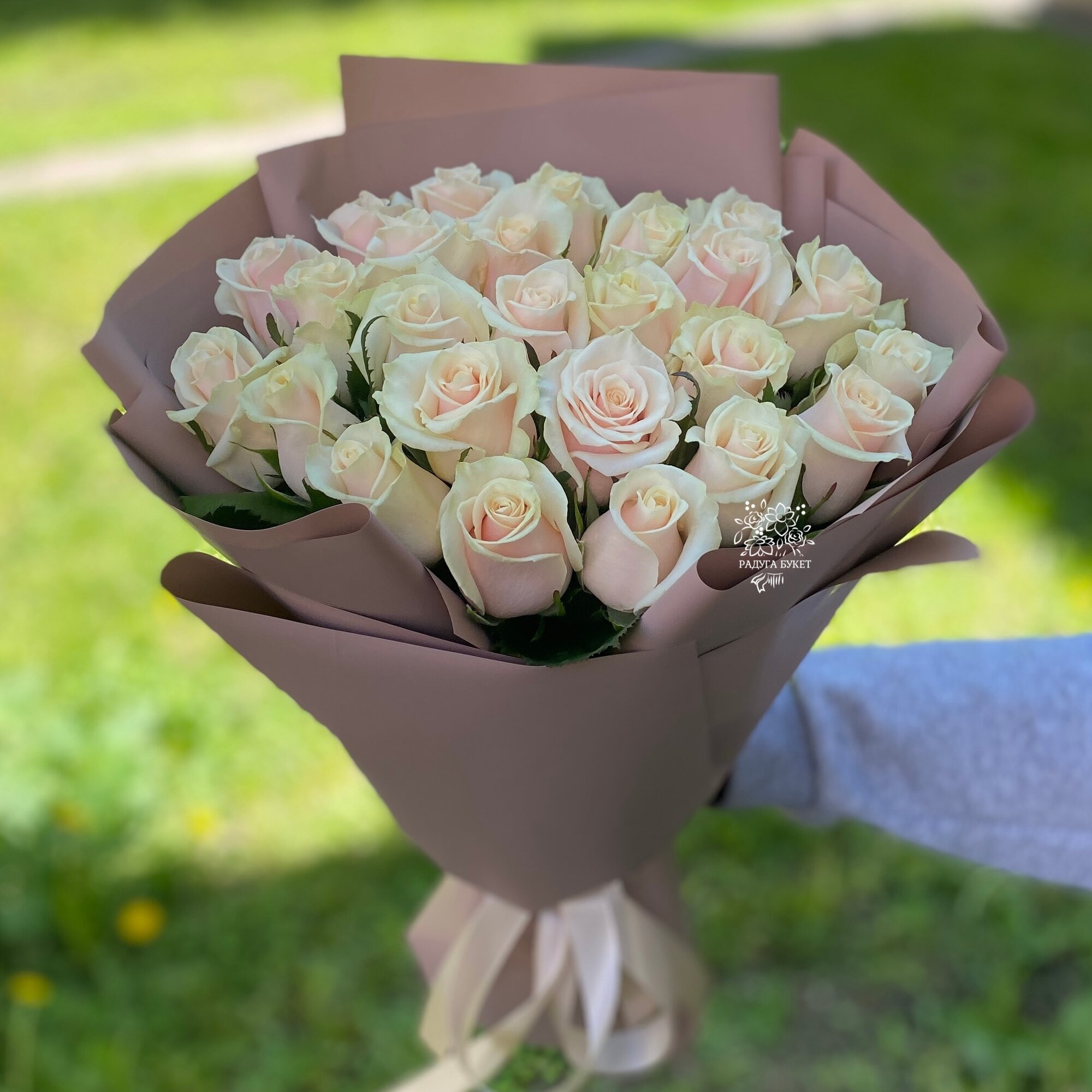 Букет цветов из 25 кремовых роз дизайнерской упаковке / Радуга Букет