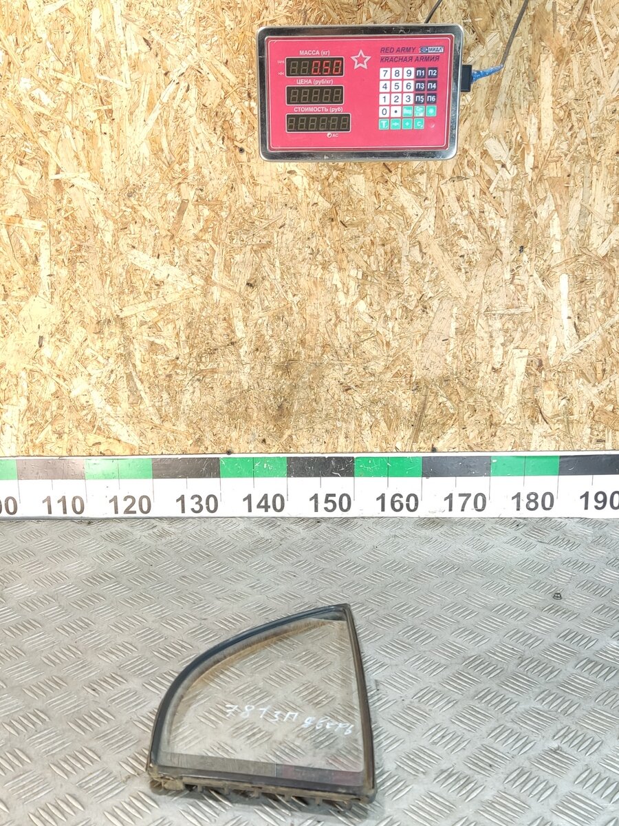 Стекло двери задней правой форточка TOYOTA Corolla e10 6812312420