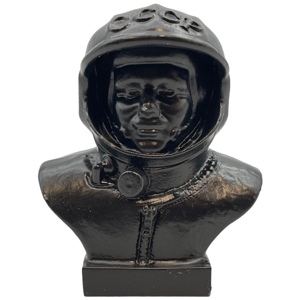 Чугунный бюст "Ю. А. Гагарин в скафандре" 2020-2022 гг. Касли, частная работа, Россия