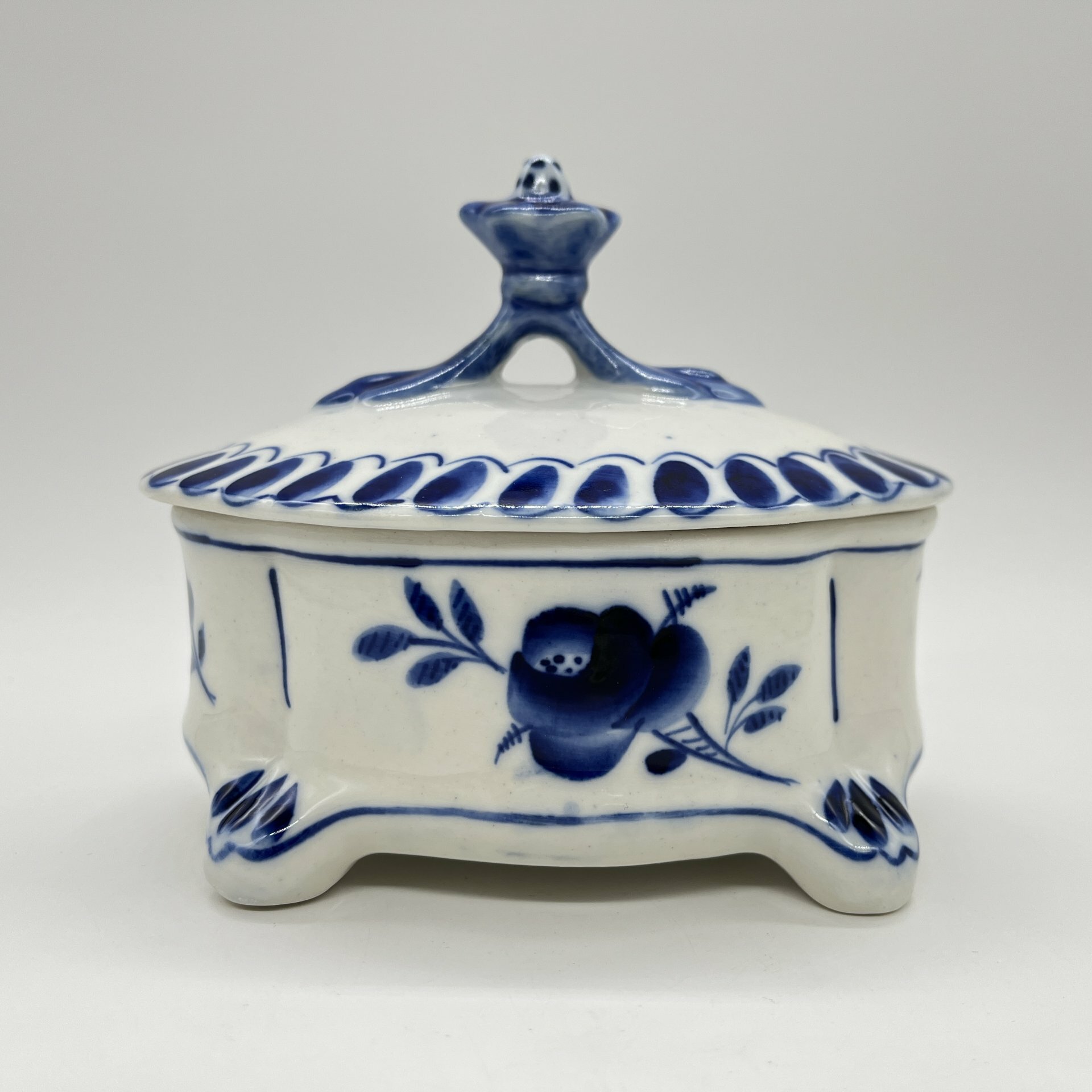 Шкатулка, украшенная цветочным декором, фарфор, роспись, Объединение «Гжель»