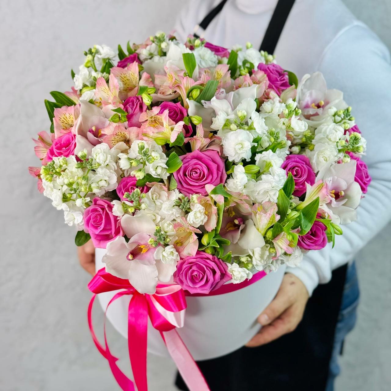 Букет "Rybe Flowers", альстромерии, маттиолы, розы, орхидеи, 45 цветов, высота 45см