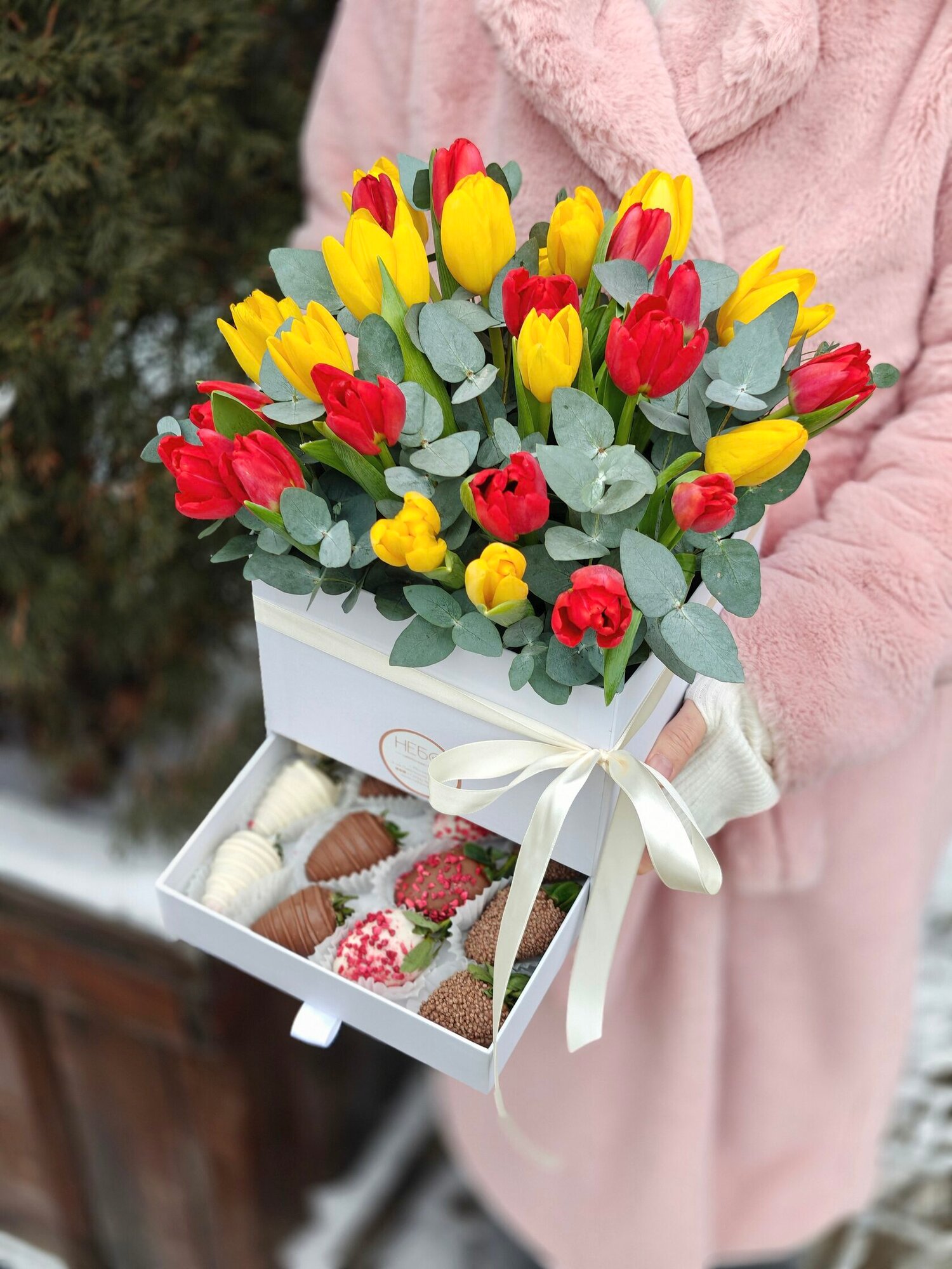 Шкатулка "Romance #6", 27 тюльпанов, эвкалипт, желто-красный, L размер