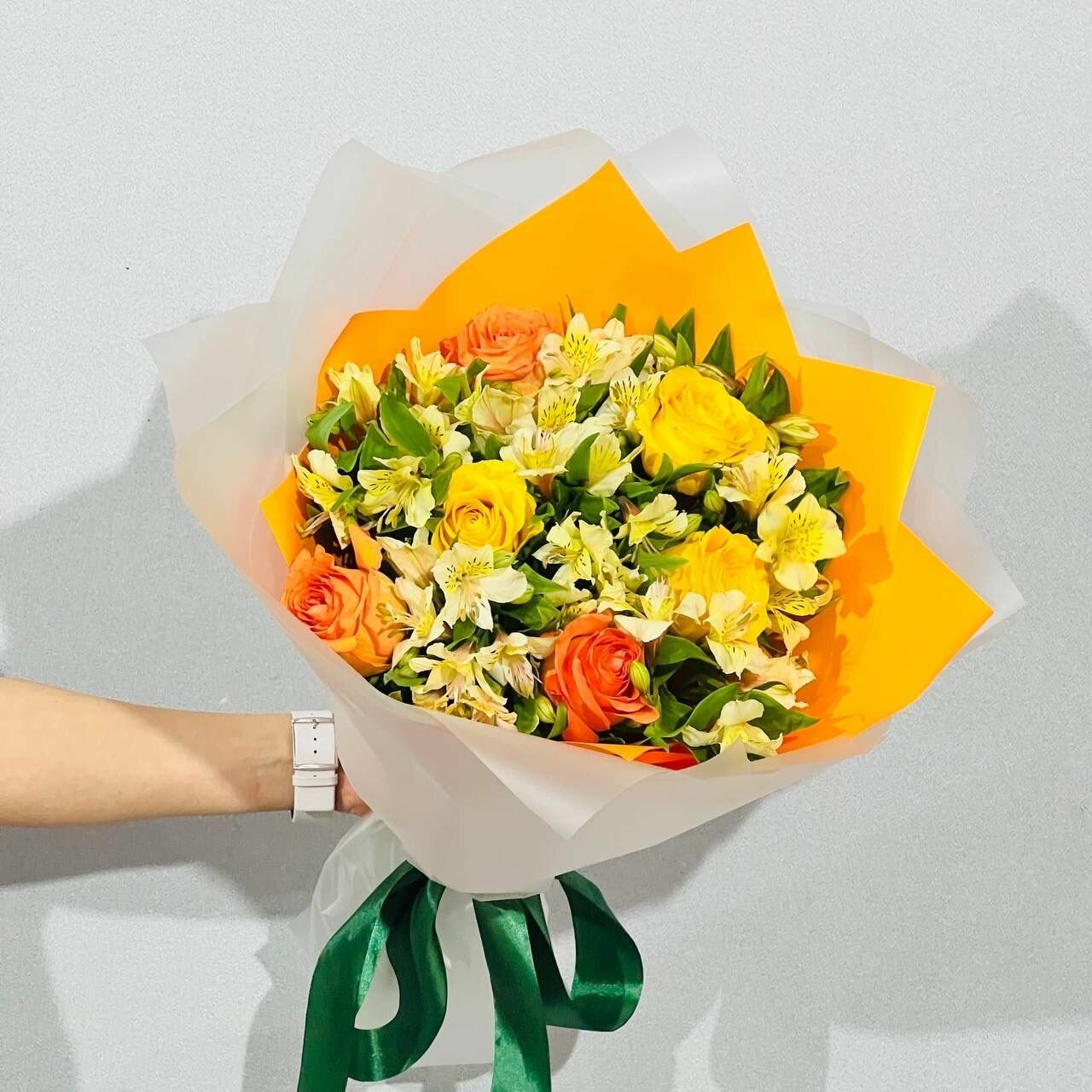 Букет из роз и альстромерий