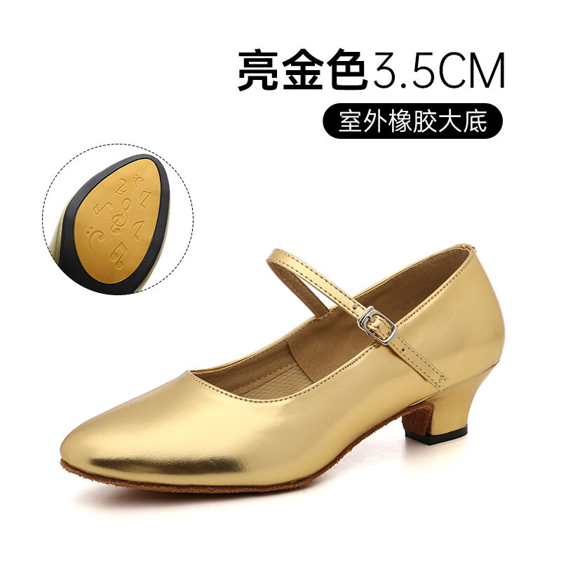 Спортивные туфли