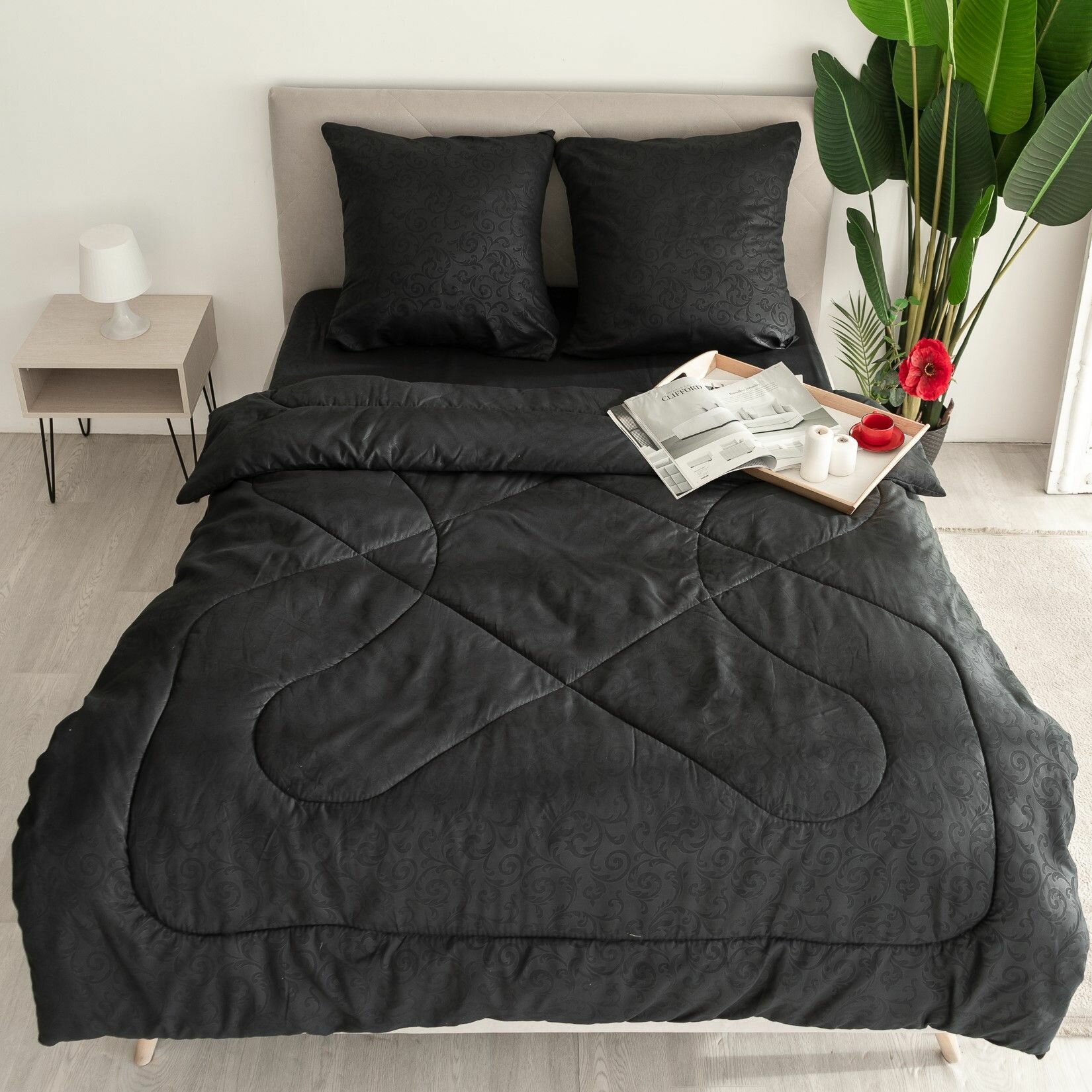 Постельное белье с одеялом и простыней на резинке 200*220 см.