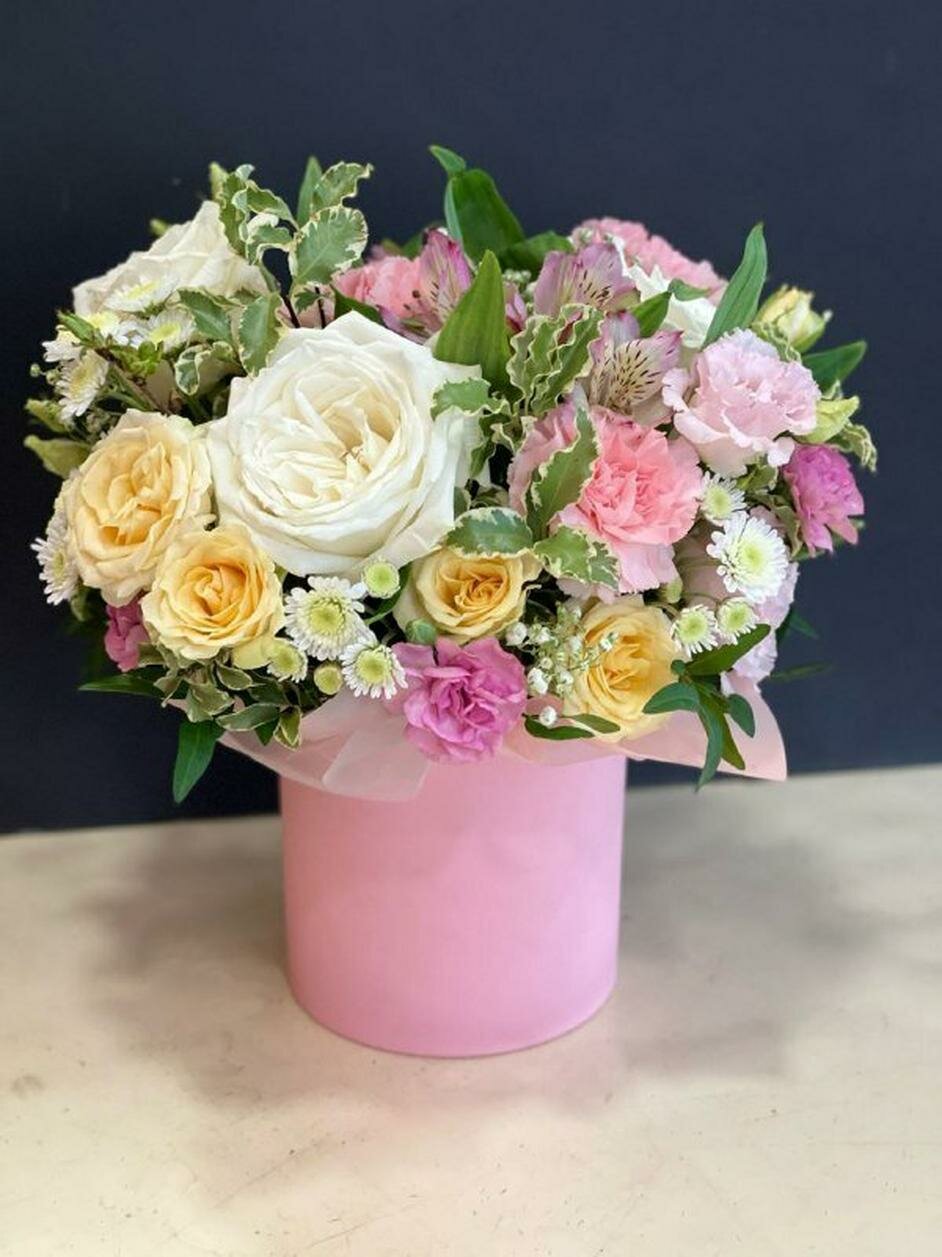 Сборный букет "Магия" роза, гвоздика, хризантема в шляпной коробке размер 25*25