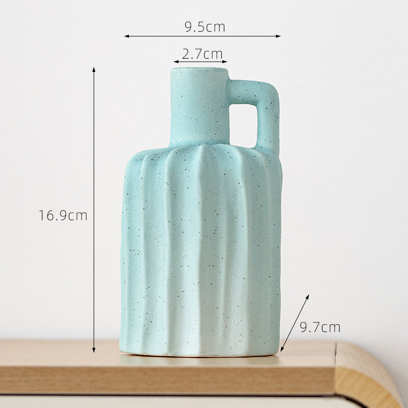 Современная керамическая ваза веерообразной формы с полосатым узором для составления цветочных композиций, излучающая легкую роскошь и изысканный стиль, идеально подходит для украшения прихожей, гостиной или тумбы под телевизор.