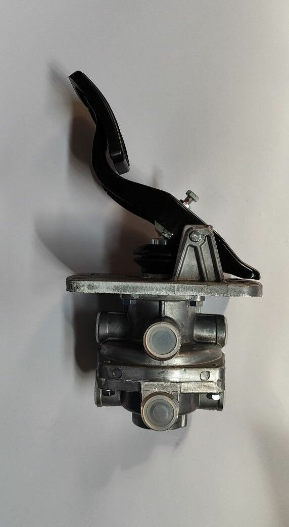 Главный тормозной кран (ГТК) нового образца с педалью 100-3514108