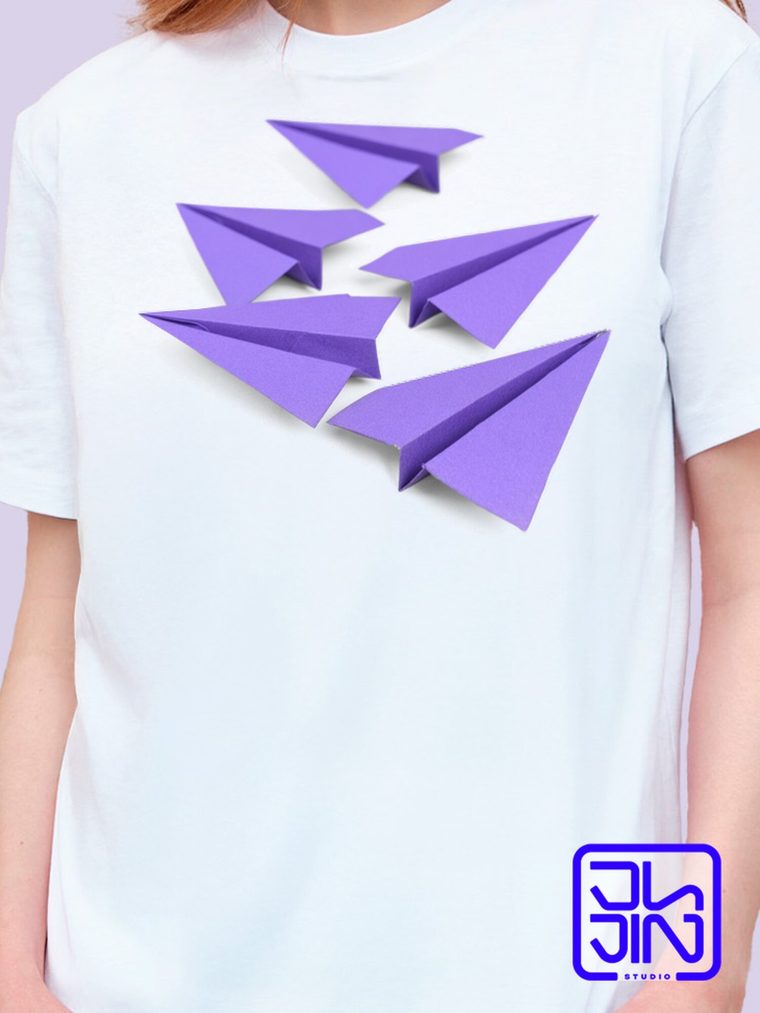 Футболка классическая женская с авторским принтом Минималистичная абстрактная композиция с фиолетовым бумажным самолетом оригами, белый хлопковый трикотаж с прикольным рисунком на груди