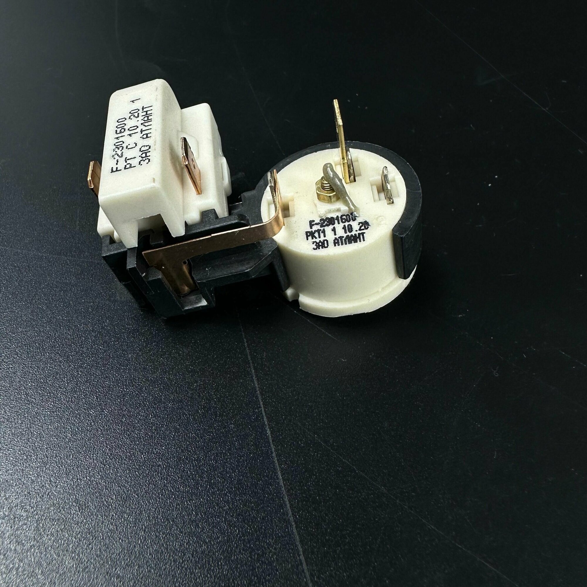 Пусковое реле для холодильника Атлант РКТ-1 / Пускозащитное реле холодильников Atlant. Универсальная запчасть для контроля температуры морозильных камер. 064114901600, F-2301600