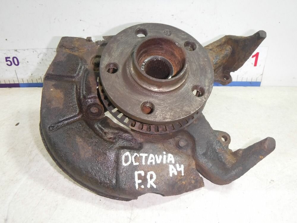 Кулак передний правый Skoda Octavia A4