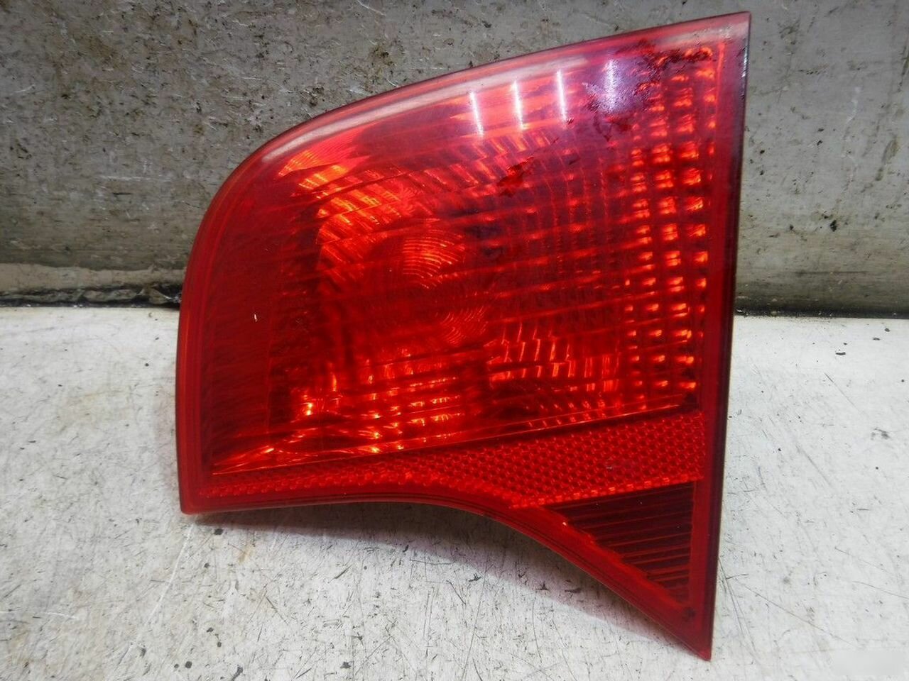 Фонарь задний внутренний правый Audi A4 B7 8E5945094A