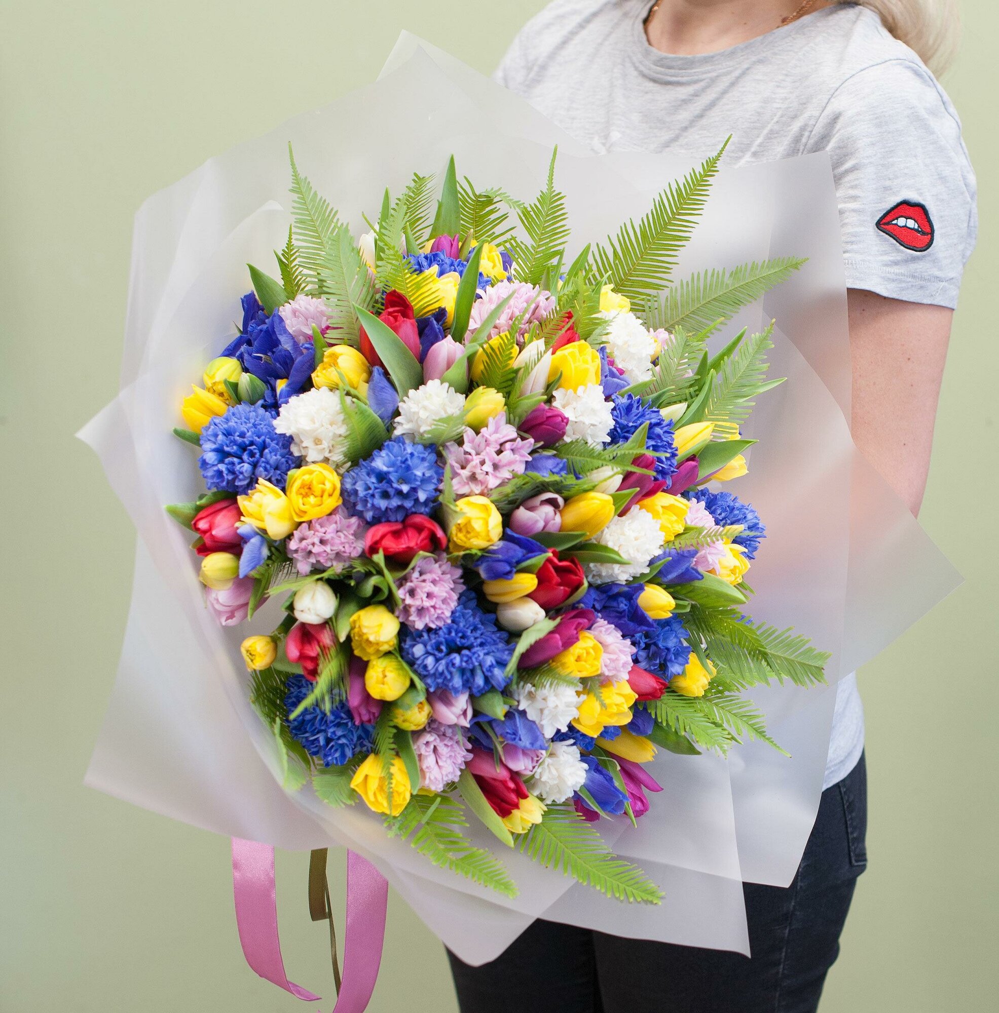 Букет цветов "Весенний комплимент", Charlotte, высота букета 50 см