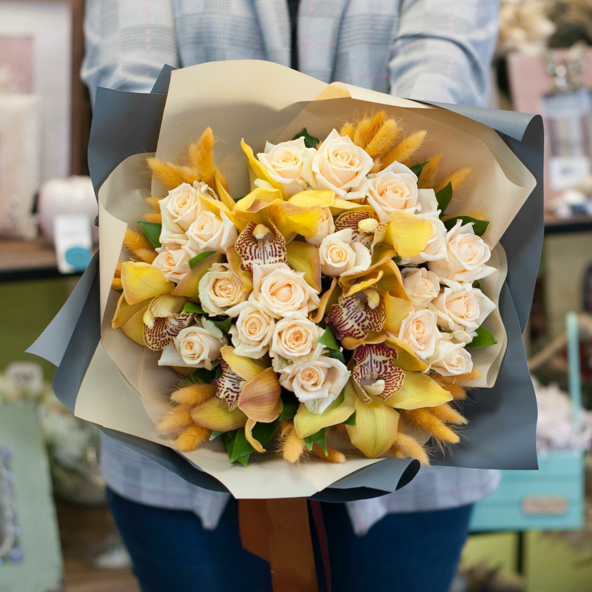 Букет "Денвер" Charlotte, розы и орхидеи, подарочный, лагурус