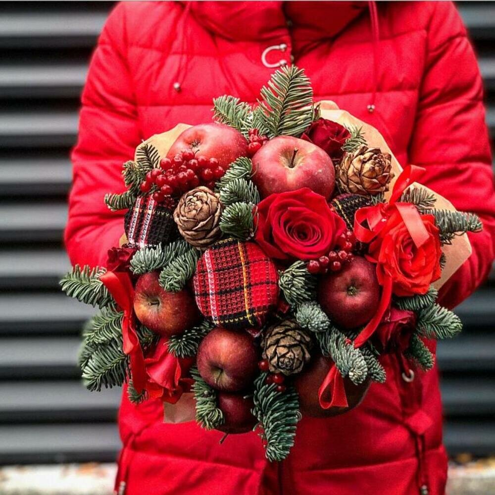 Фруктовый зимний букет с яблоками шишками медом смородиной и розами очень хорошо