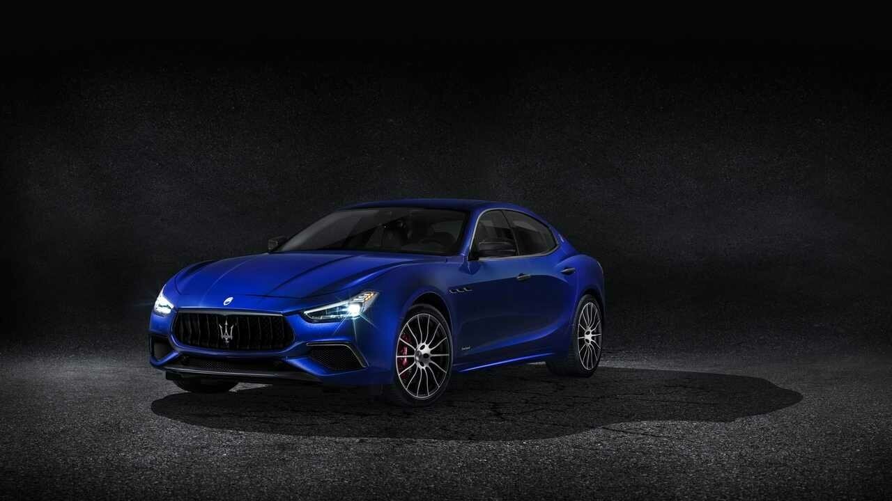 Картина на холсте 110x60 LinxOne "Синий автомобиль Maserati Ghibli" интерьерная для дома / на стену / на кухню / с подрамником