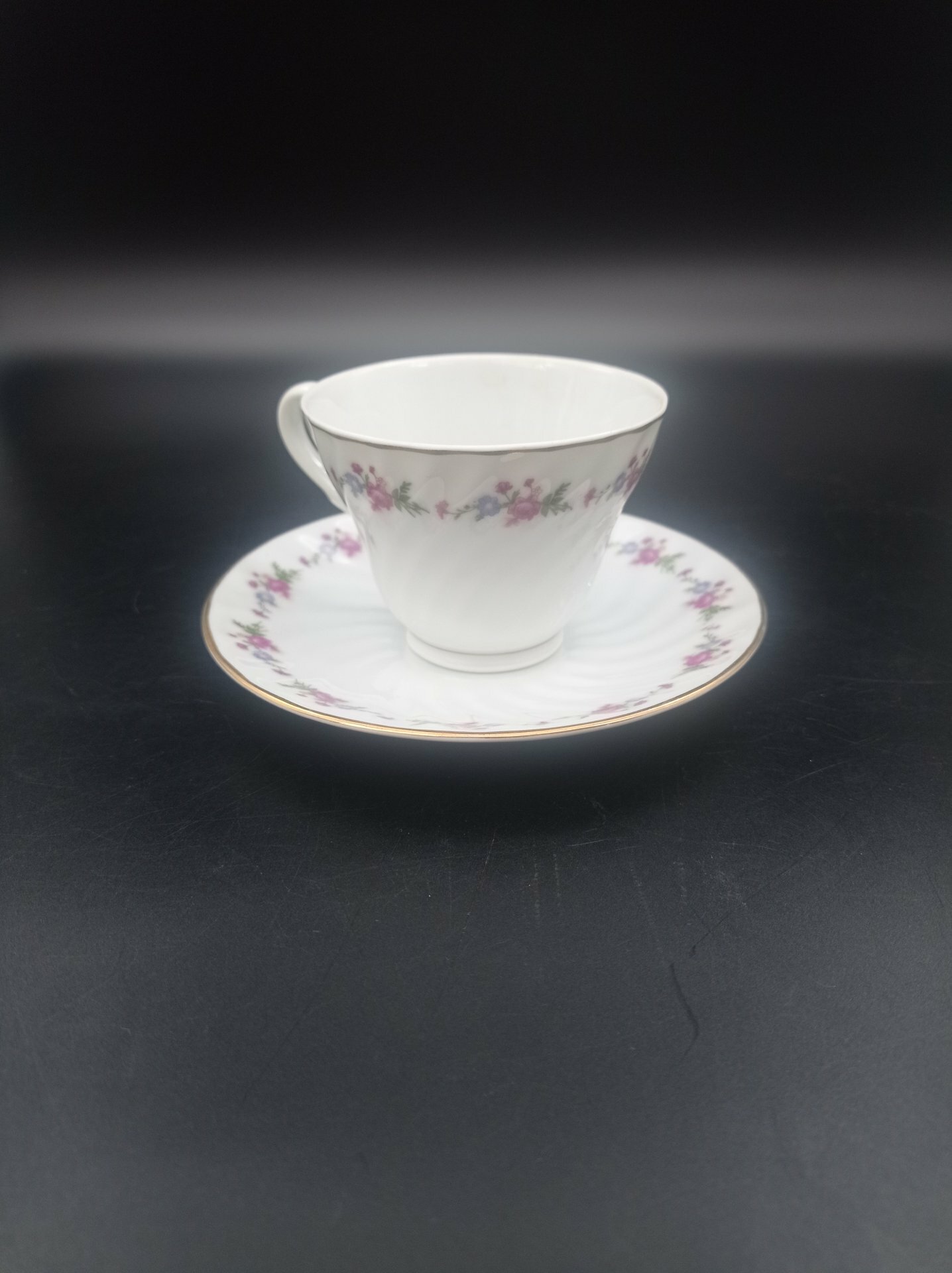 Чайная пара с цветочным декором, фарфор, деколь, золочение, Китай, 2000-2010 гг.