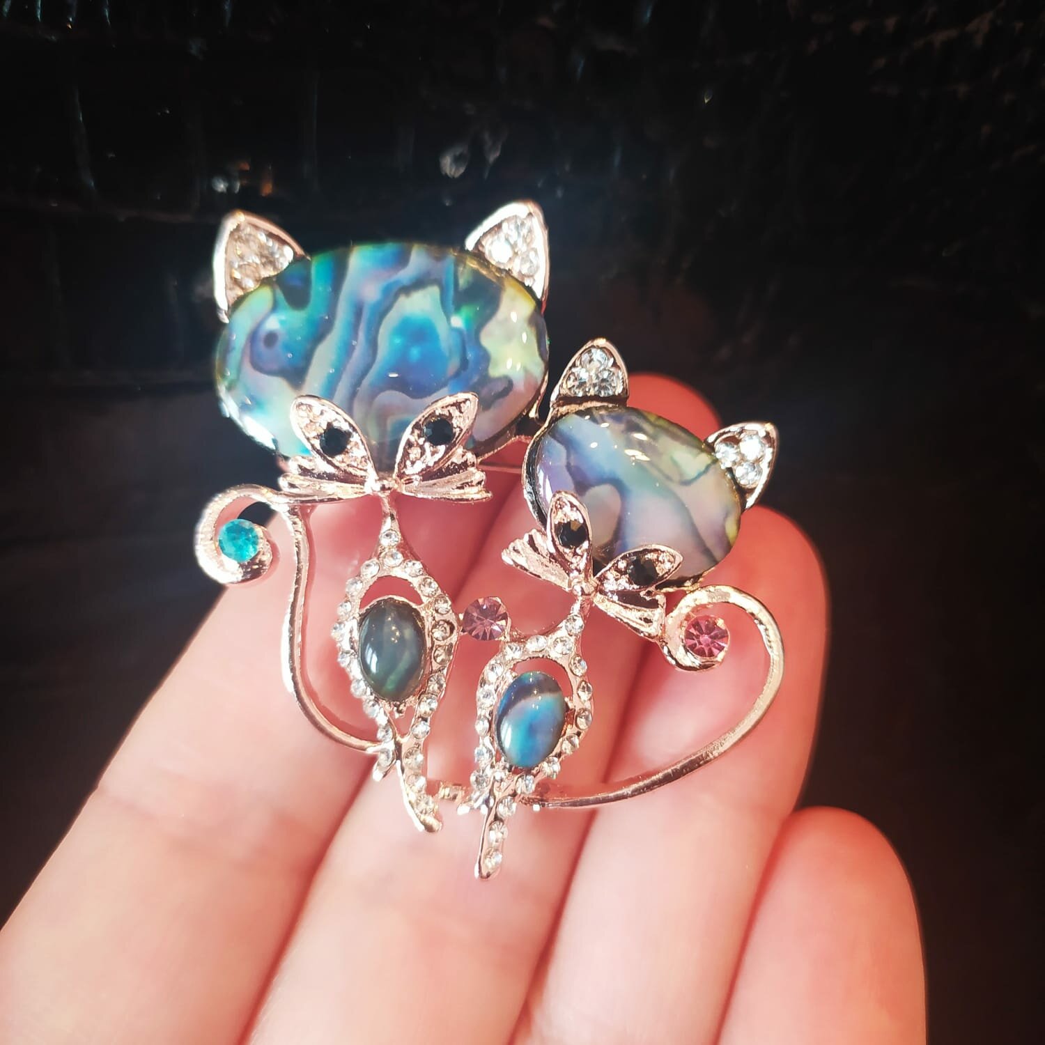 Брошь Queen Fair, стразы, эпоксидная смола