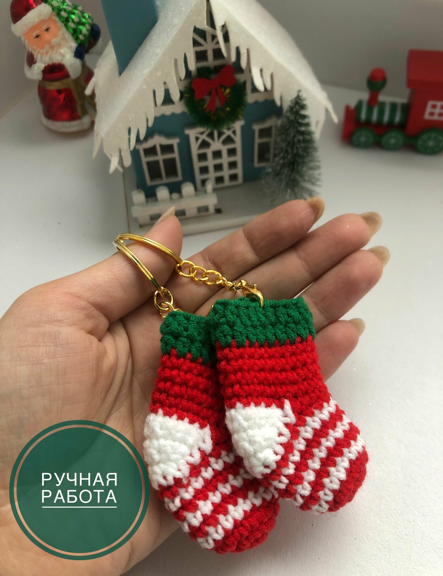 Вязаная игрушка брелок Новогодний носочек (1 шт.), ручной работы