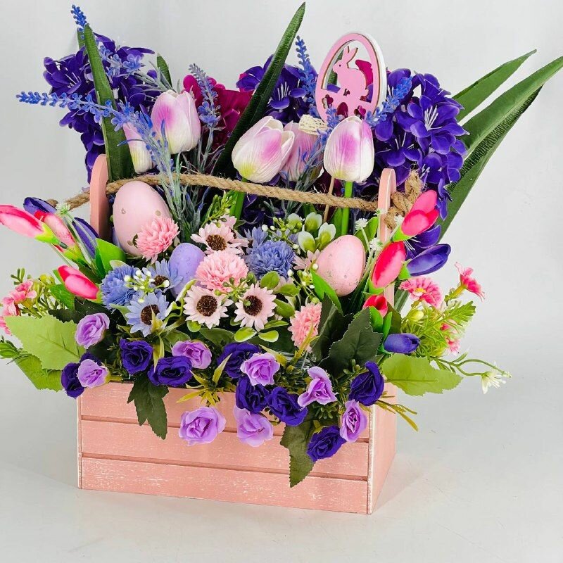 Кашпо с искусственными цветами на Пасху