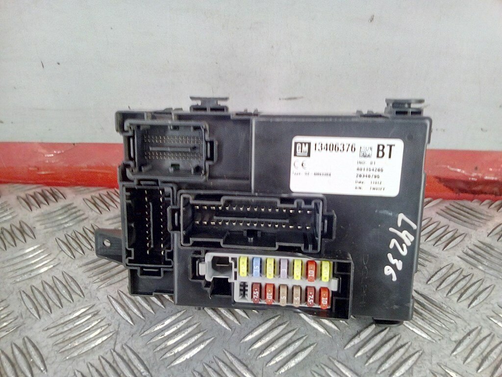 Блок предохранителей Opel Meriva B 13406376 арт. 516794