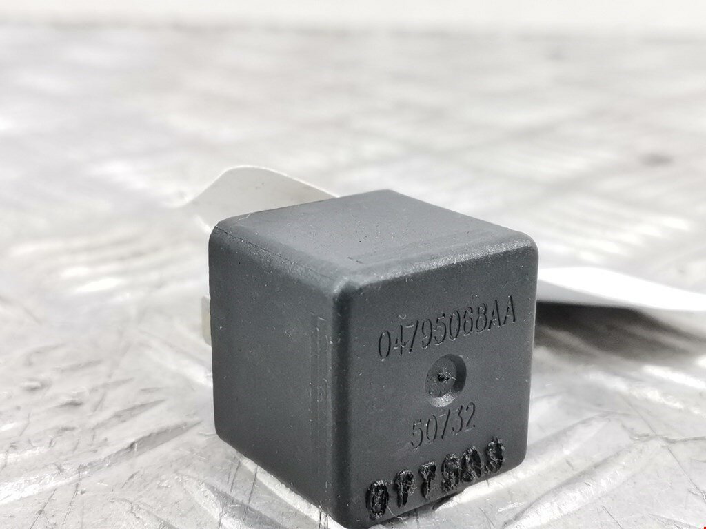 Реле Jeep Grand Cherokee 3 04795068AA арт. 2100225