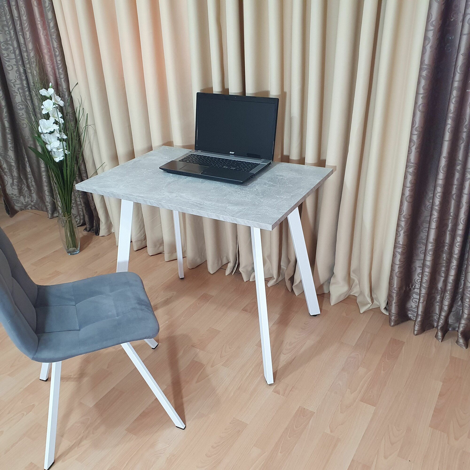 Письменный стол Ник 90*60*75 см. Бетон светлый. Белые ножки.