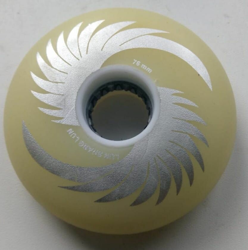 8 светящихся колес для роликов 76мм. Светятся белым. Полнотелые с жесткостью 85а.