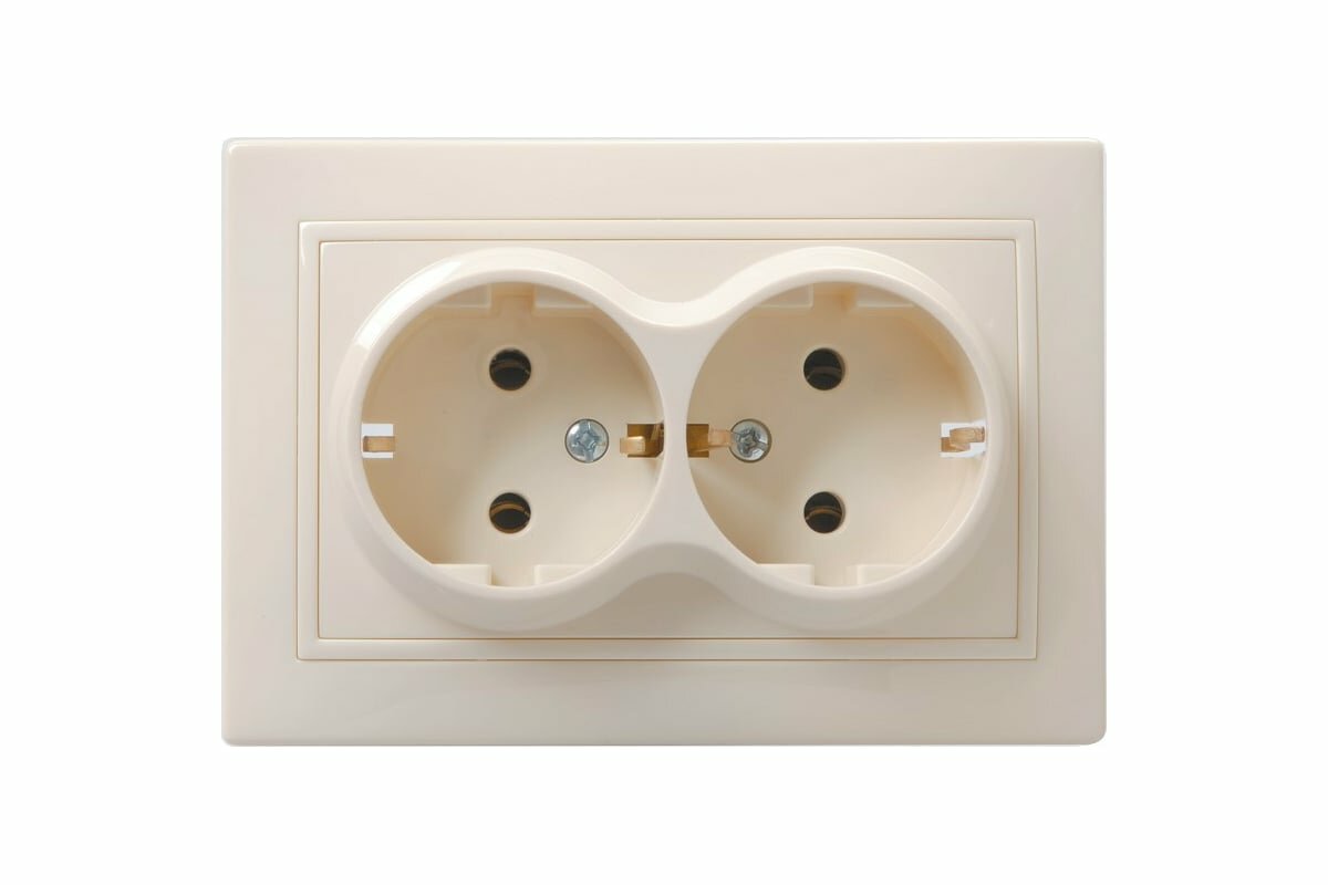 Розетка GENERICA Кварта РС12-3-ККм, 2-местная, кремовая, с заземлением