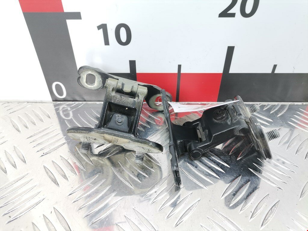 Петля крышки (двери) багажника BMW 1-Series (E81/E82/E87/E88) 41627067219 арт. 1560630