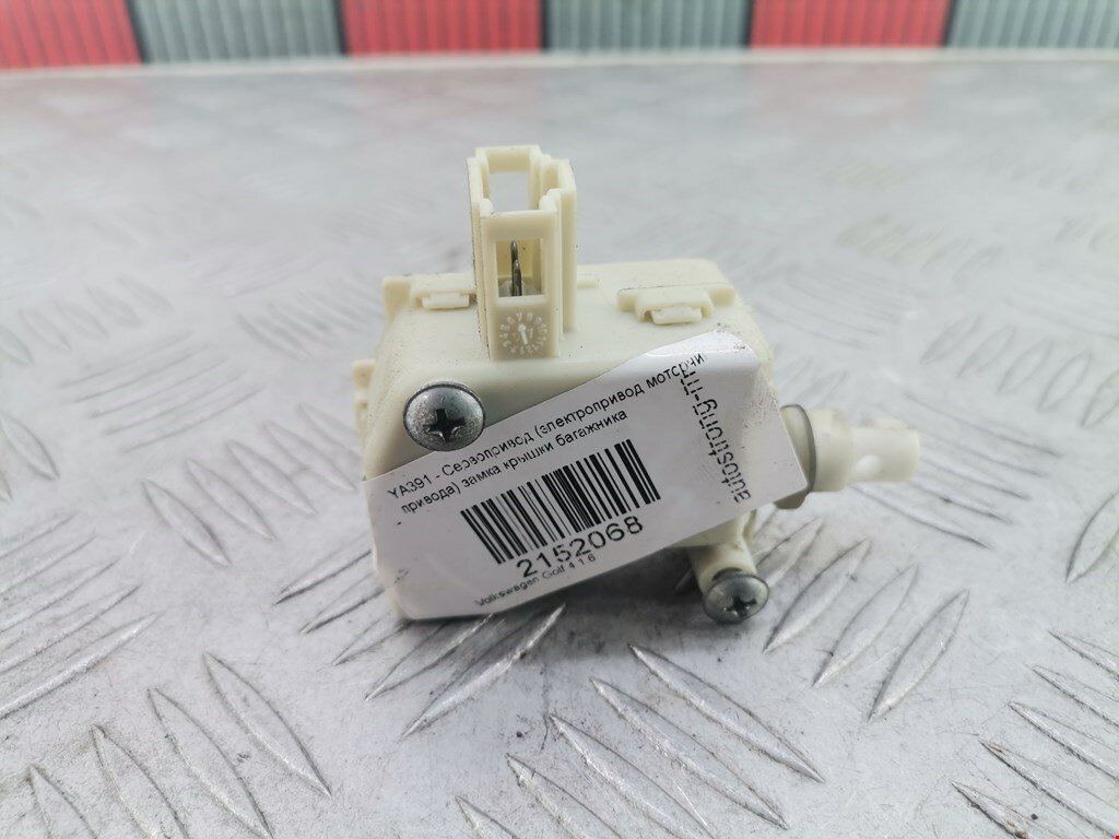 Сервопривод (электропривод моторчик привода) замка крышки багажника Volkswagen Golf 4 1J6862159A арт. 2152068