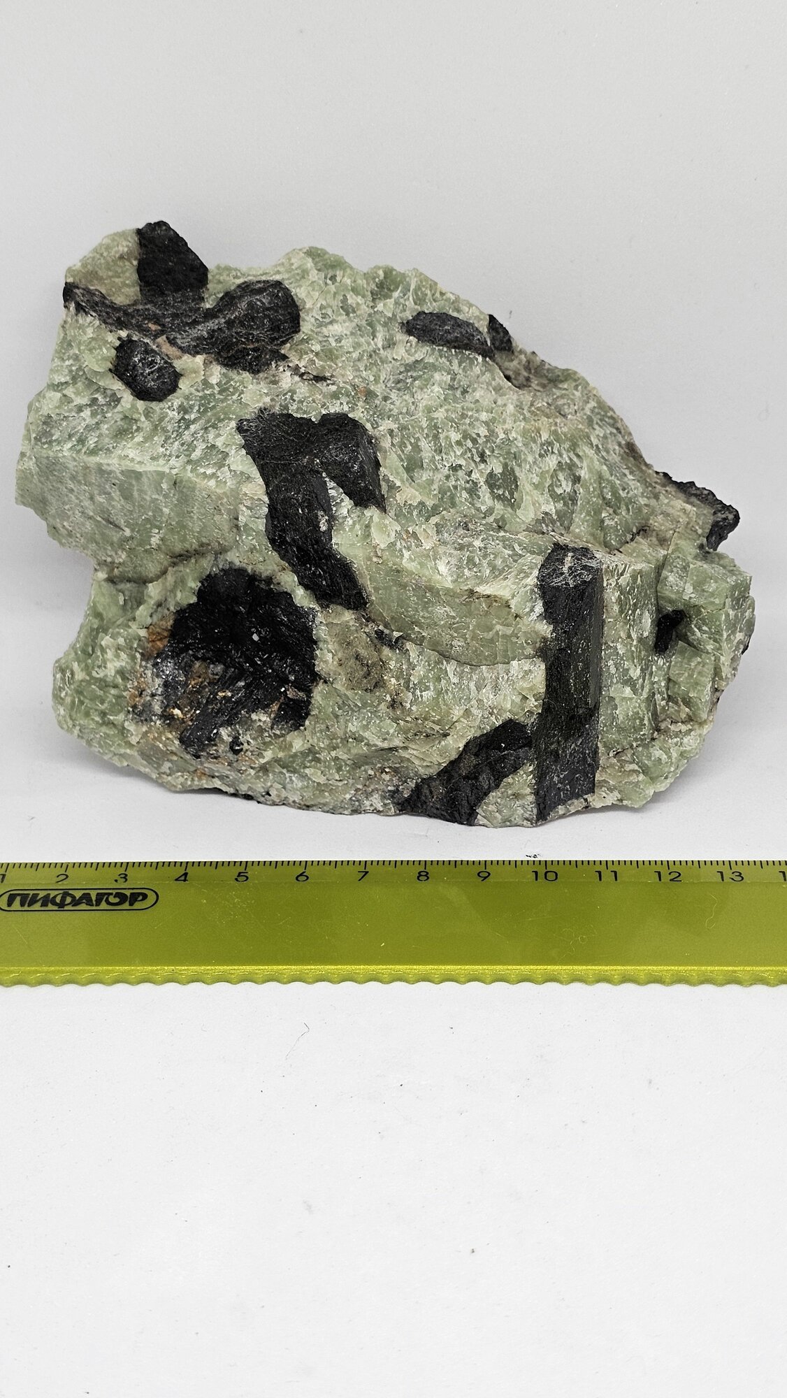 Кристаллы эгирина в микроклине