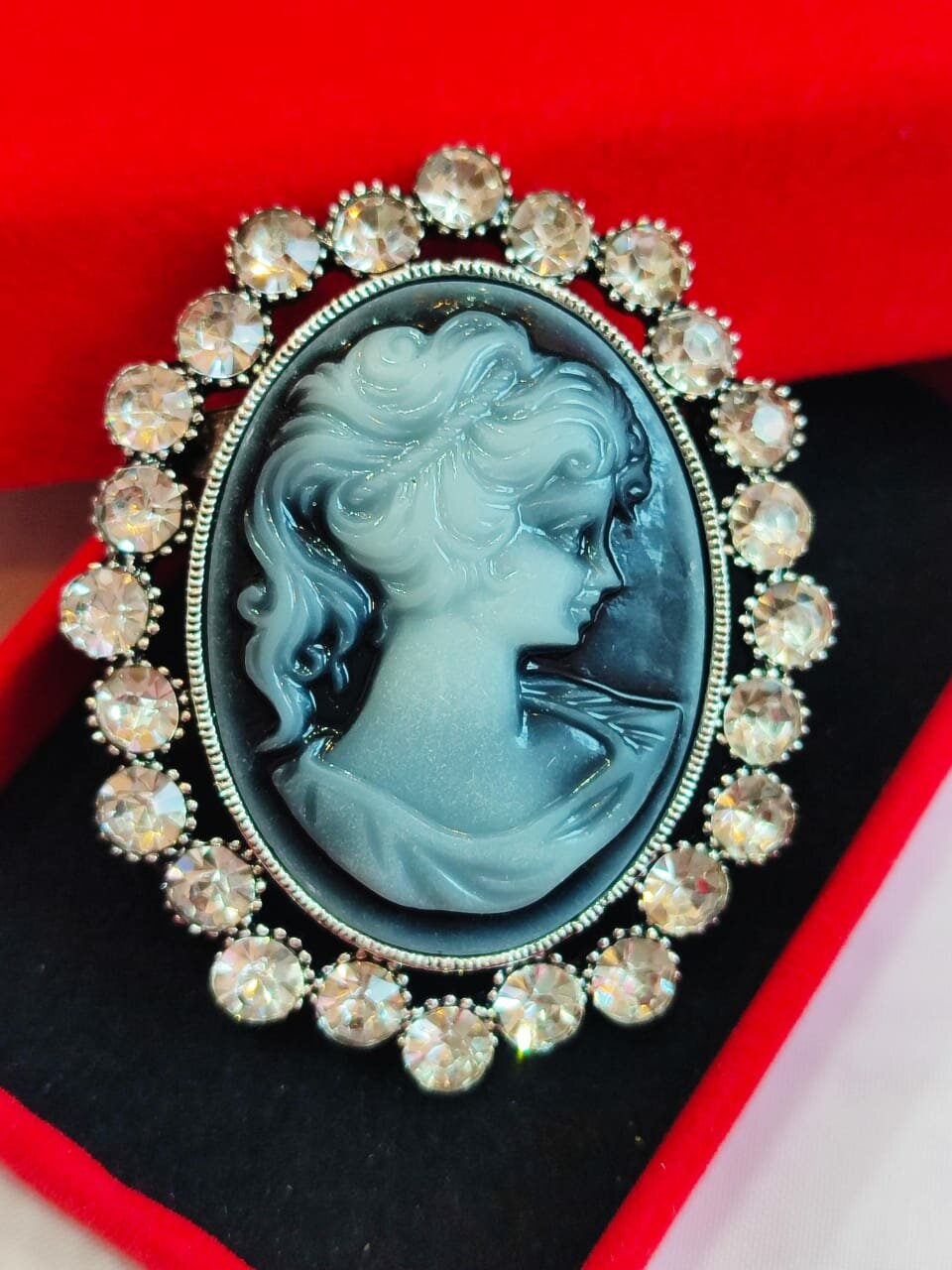 Брошь, стразы