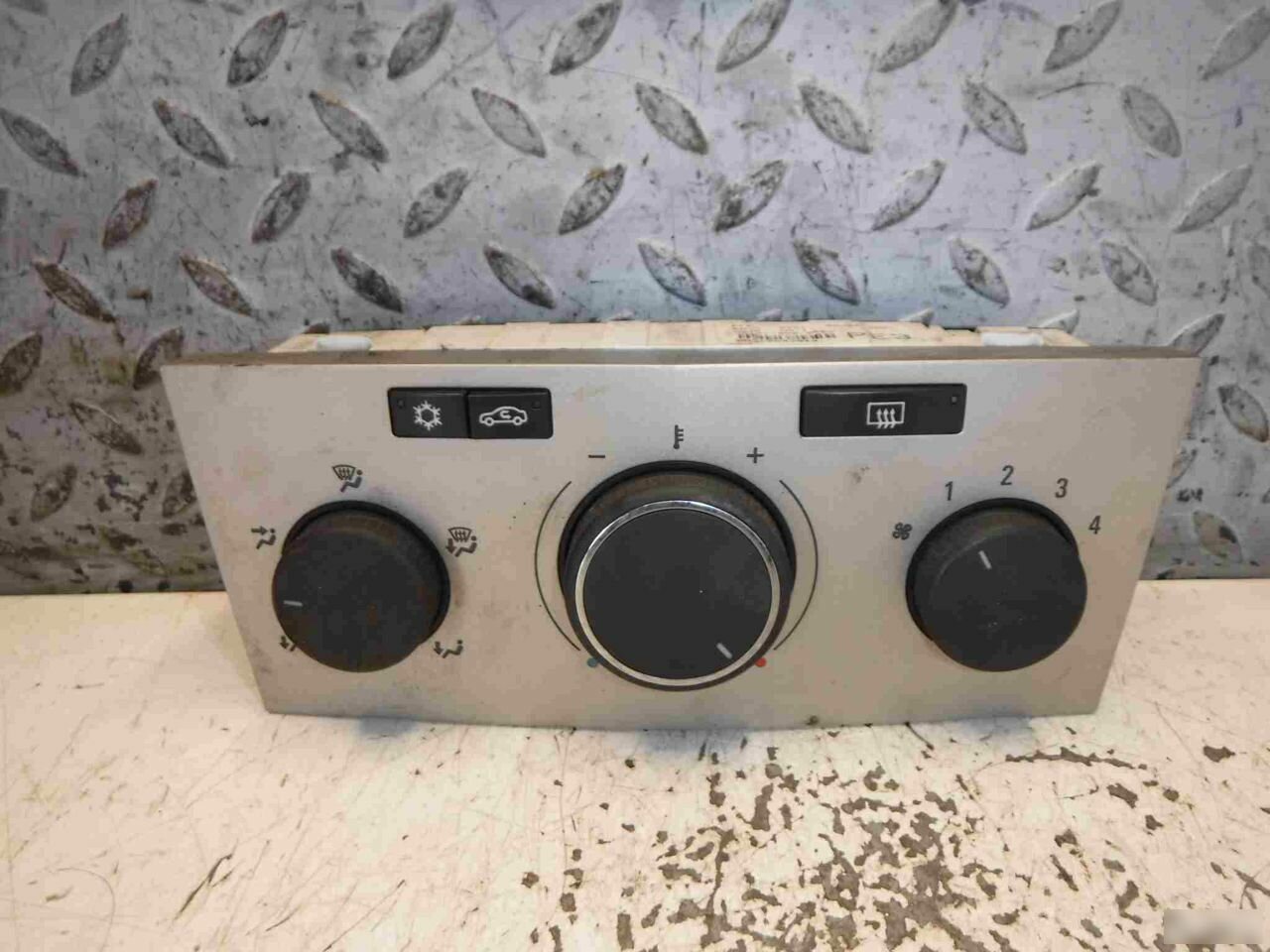 Блок управления отопителем Opel Astra H (2004—2007) 13247814