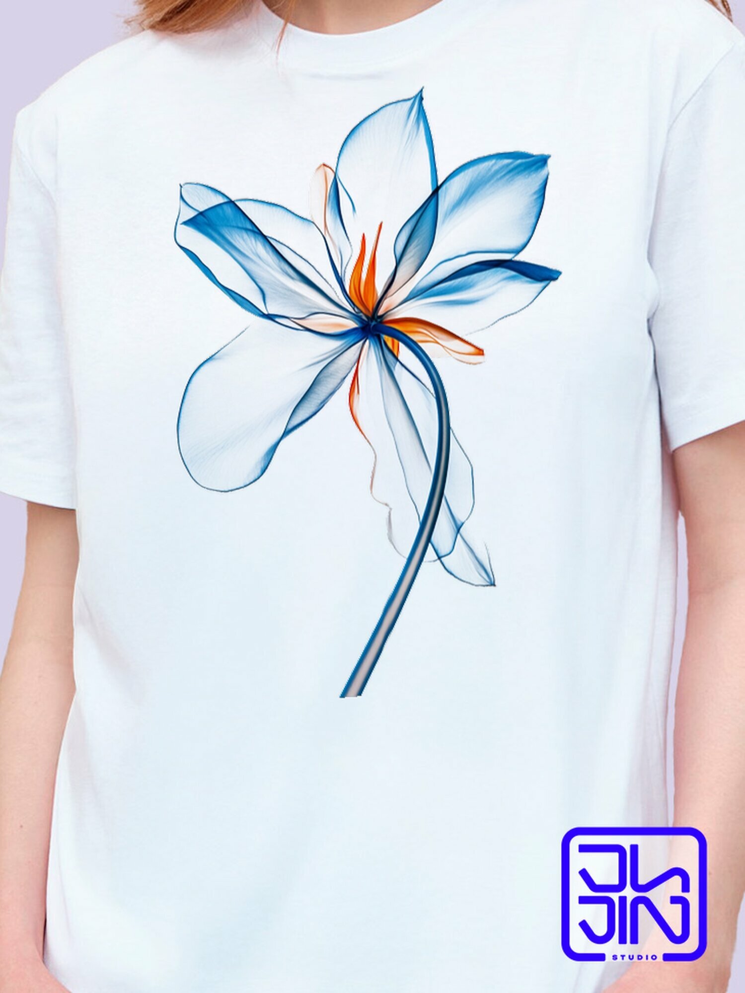 Футболка классическая женская с авторским принтом Минималистичная голубая лилия, синяя абстракция цветочного цветка, белый хлопковый трикотаж с прикольным рисунком на груди