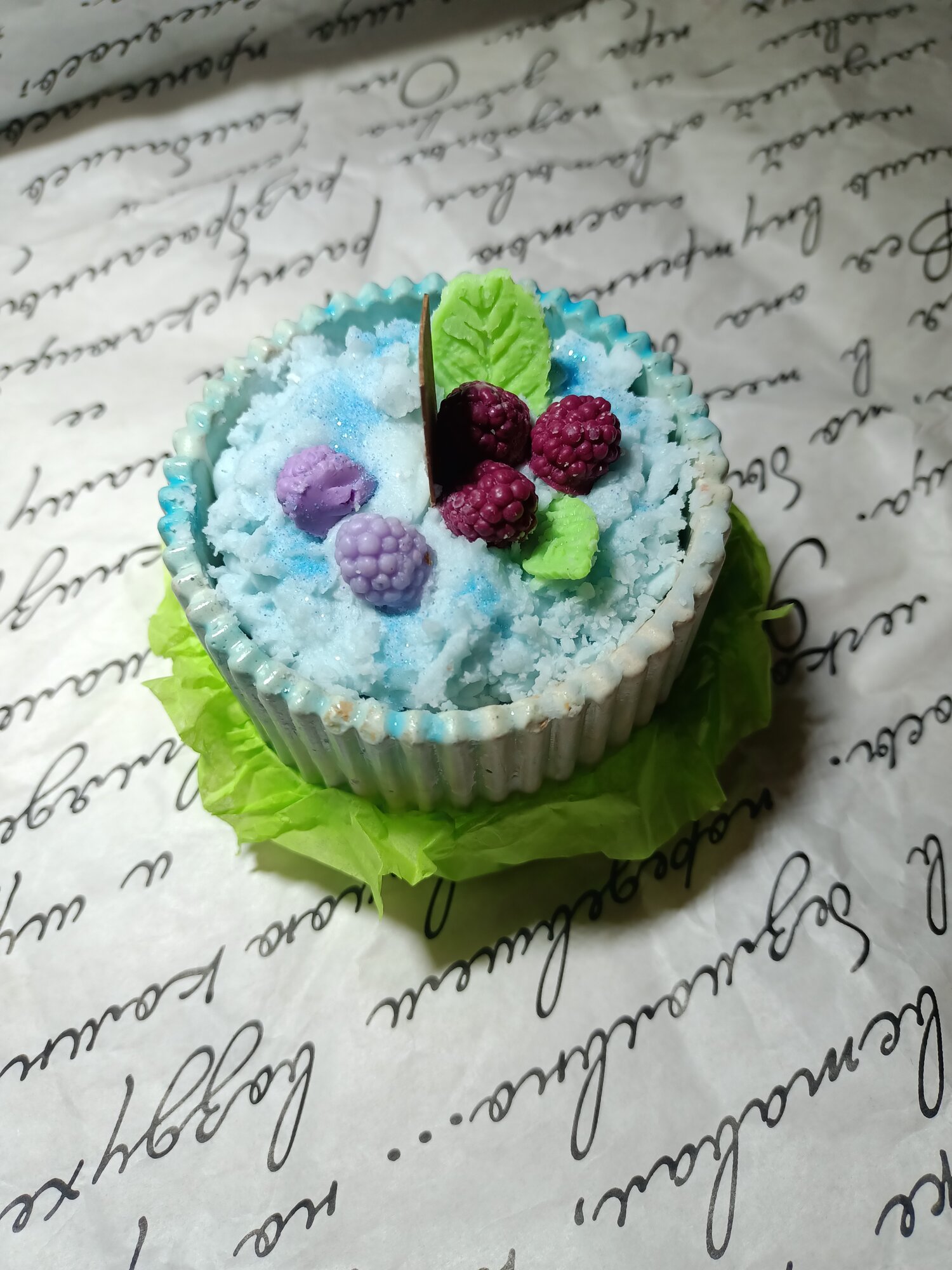 Свечав в контейнере "крем с ягодами"