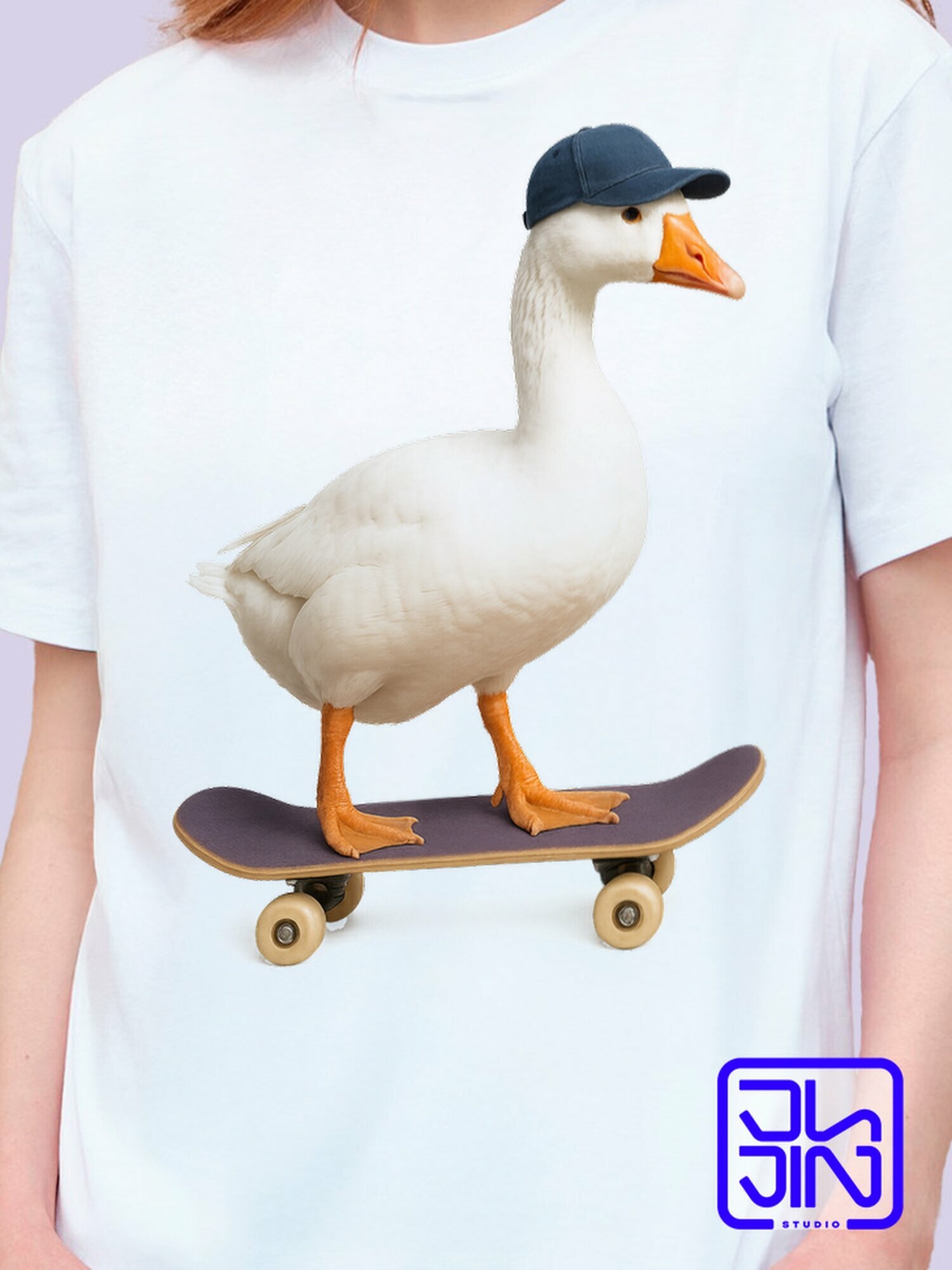 Футболка классическая женская с авторским принтом Веселый белый гусь на скейтборде в синей кепке, креативный графитовый экстрим, белый хлопковый трикотаж с прикольным рисунком на груди