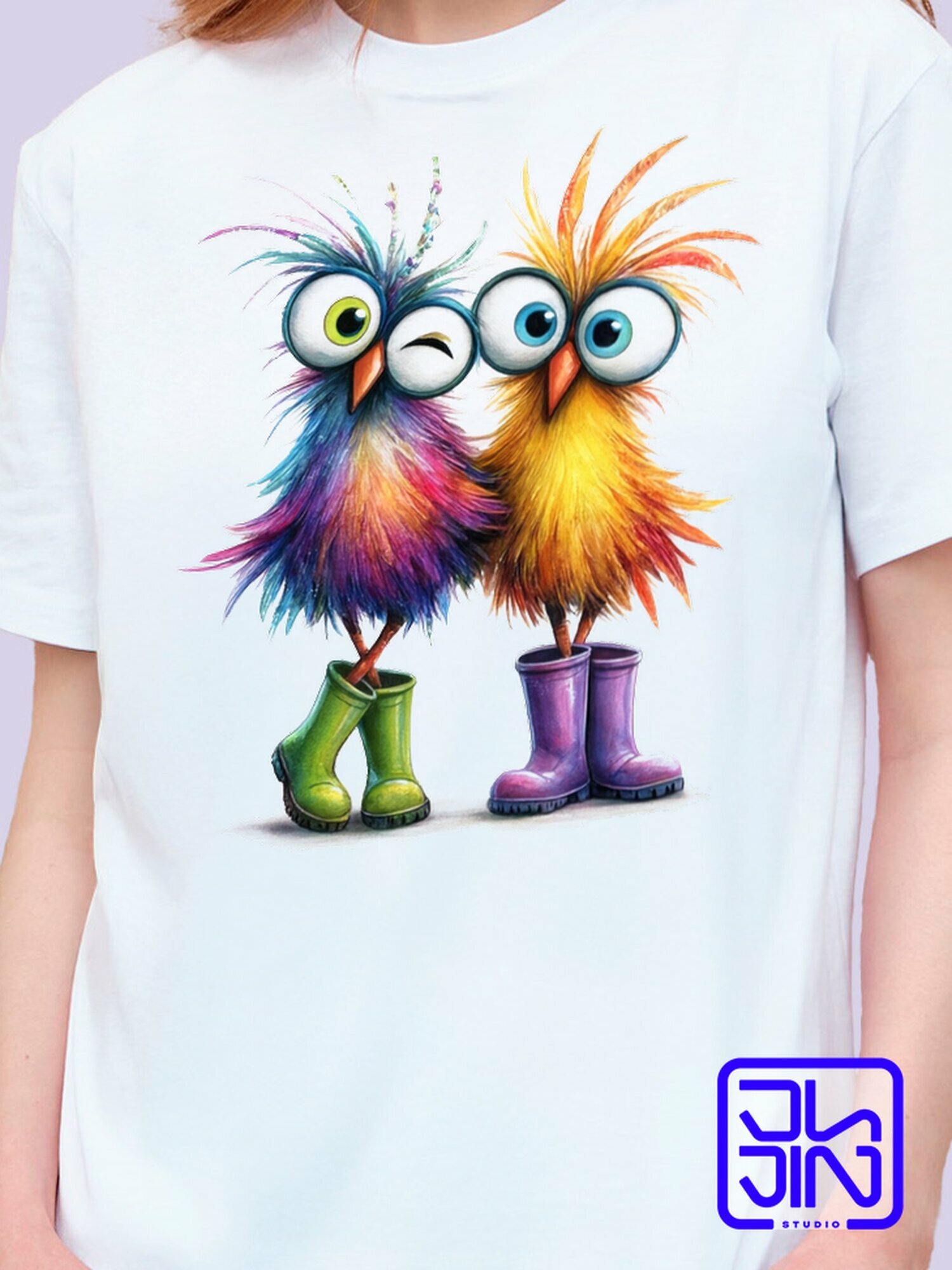 Футболка классическая женская с авторским принтом Веселые радужные птицы с крыльями в ярких зеленых и фиолетовых сапогах, белый хлопковый трикотаж с прикольным рисунком на груди