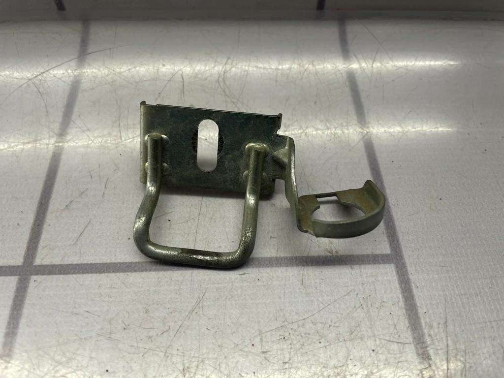 Кронштейн (сопут. товар) Audi 80 90 B3 86-91