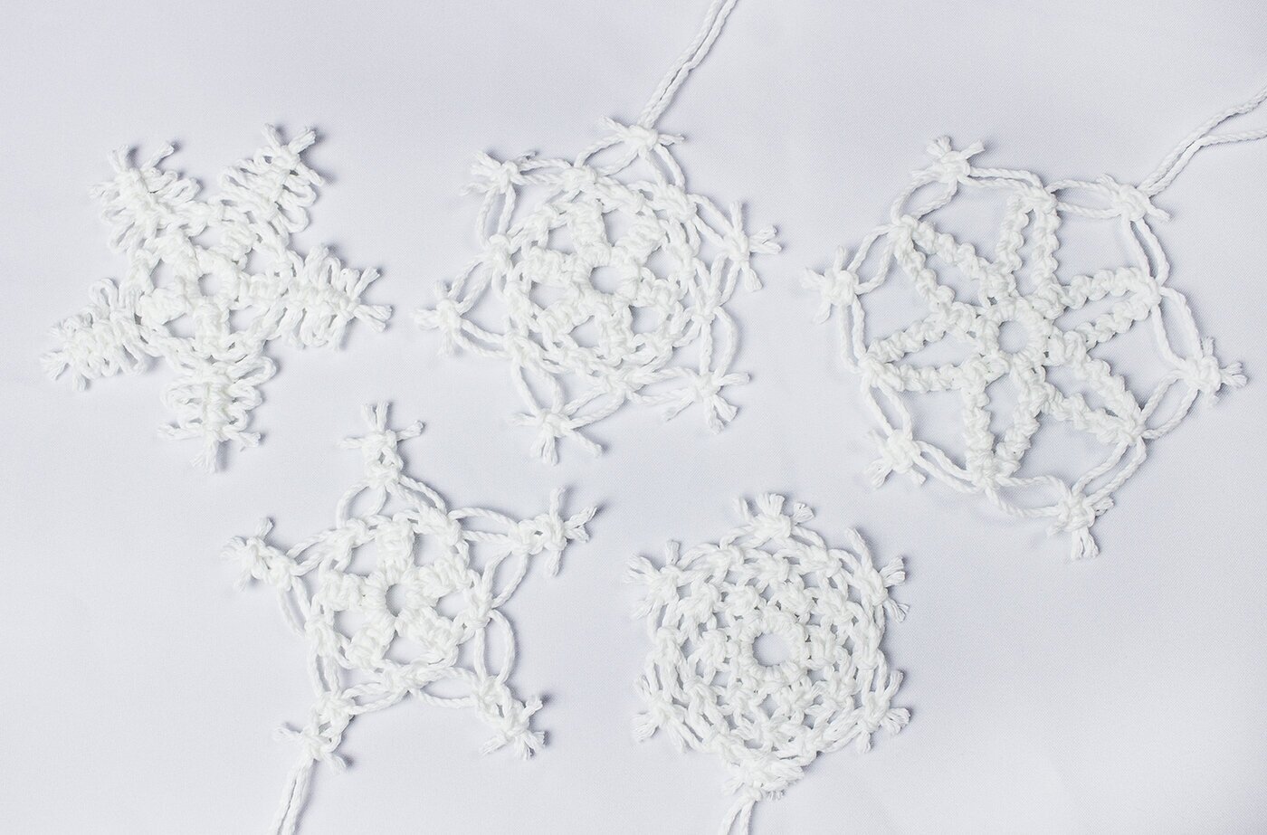 Новогодние украшения "Снежинки" ручной работы в технике макраме, комплект 5 штук, хлопок, белый