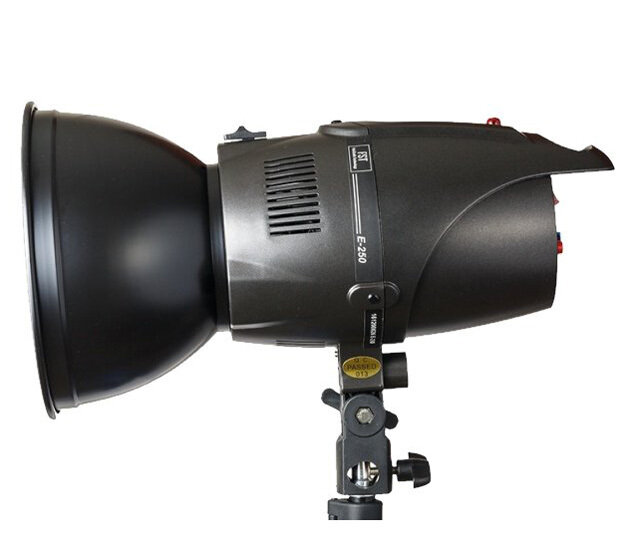 FST E-250 Импульсная вспышка студийная с рефлектором