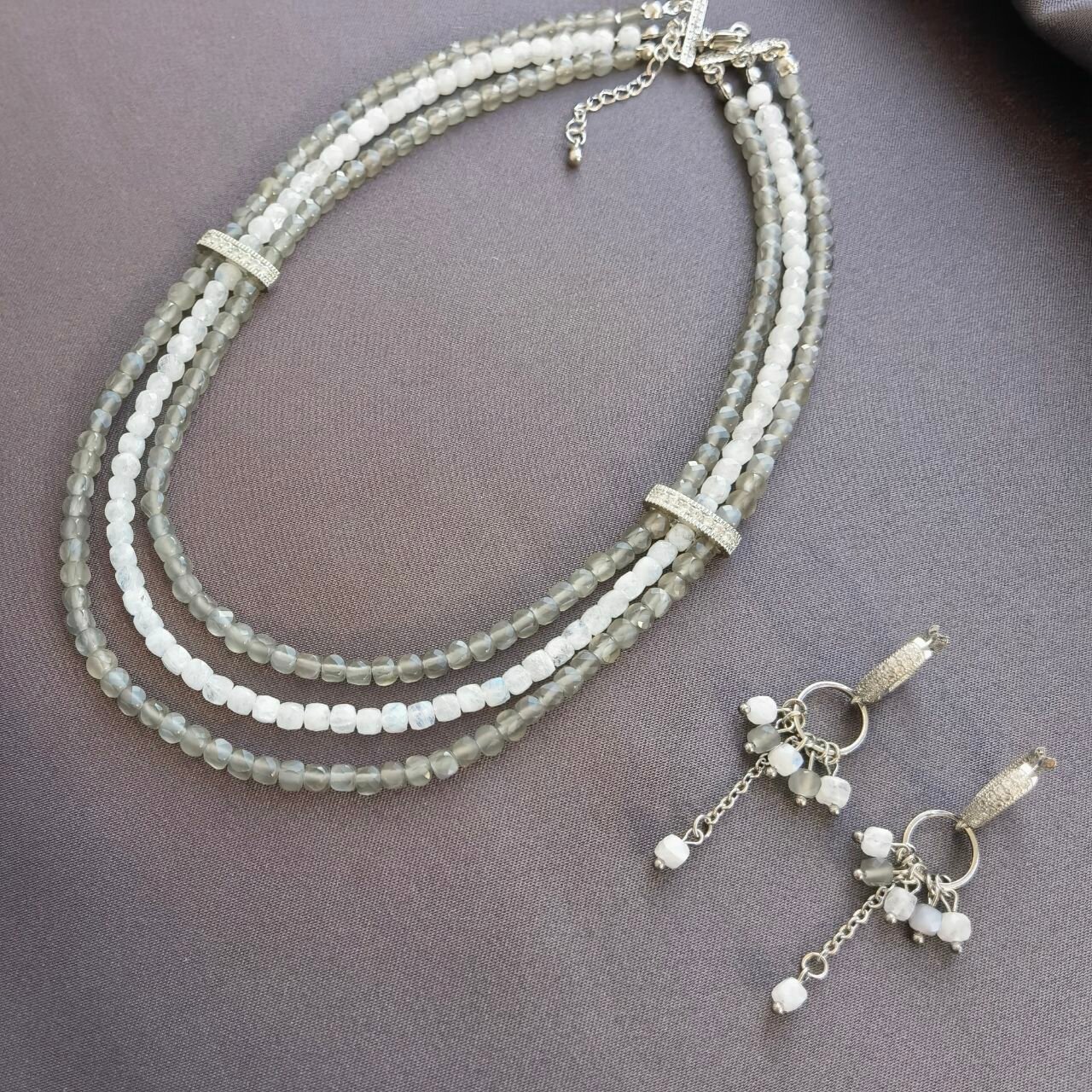 Комплект бижутерии: колье, серьги, лабрадорит, лунный камень