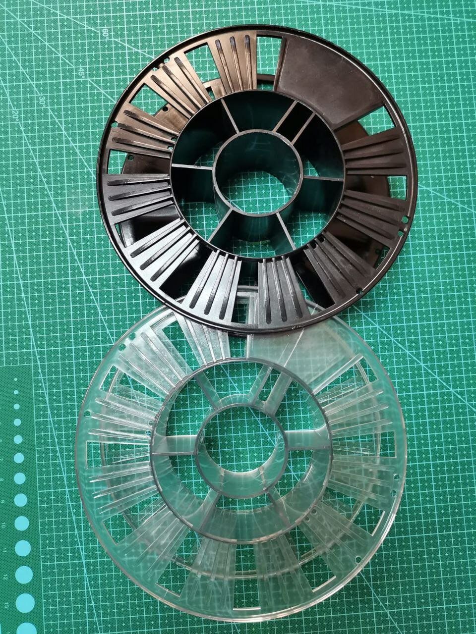 Катушка (бобина) для хранения гирлянд, кабеля, проводов, удлинителей, верёвок.