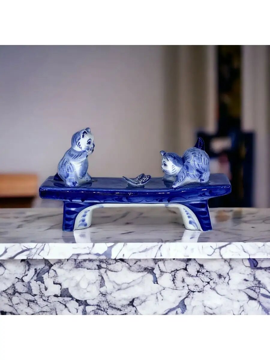 Фарфоровая статуэтка "Коты на скамейке"