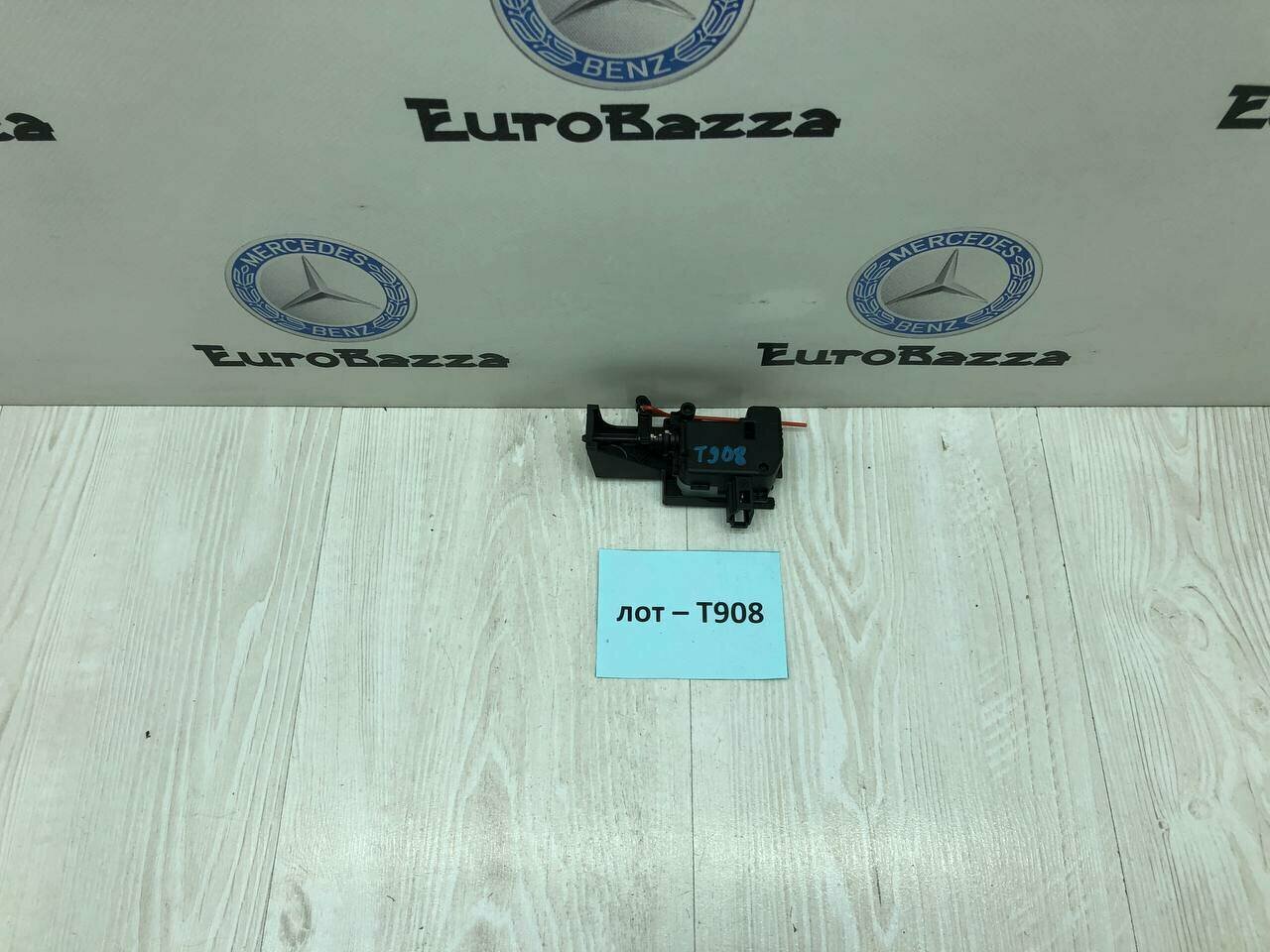 Активатор лючка бензобака Mercedes W218 A2048200072
