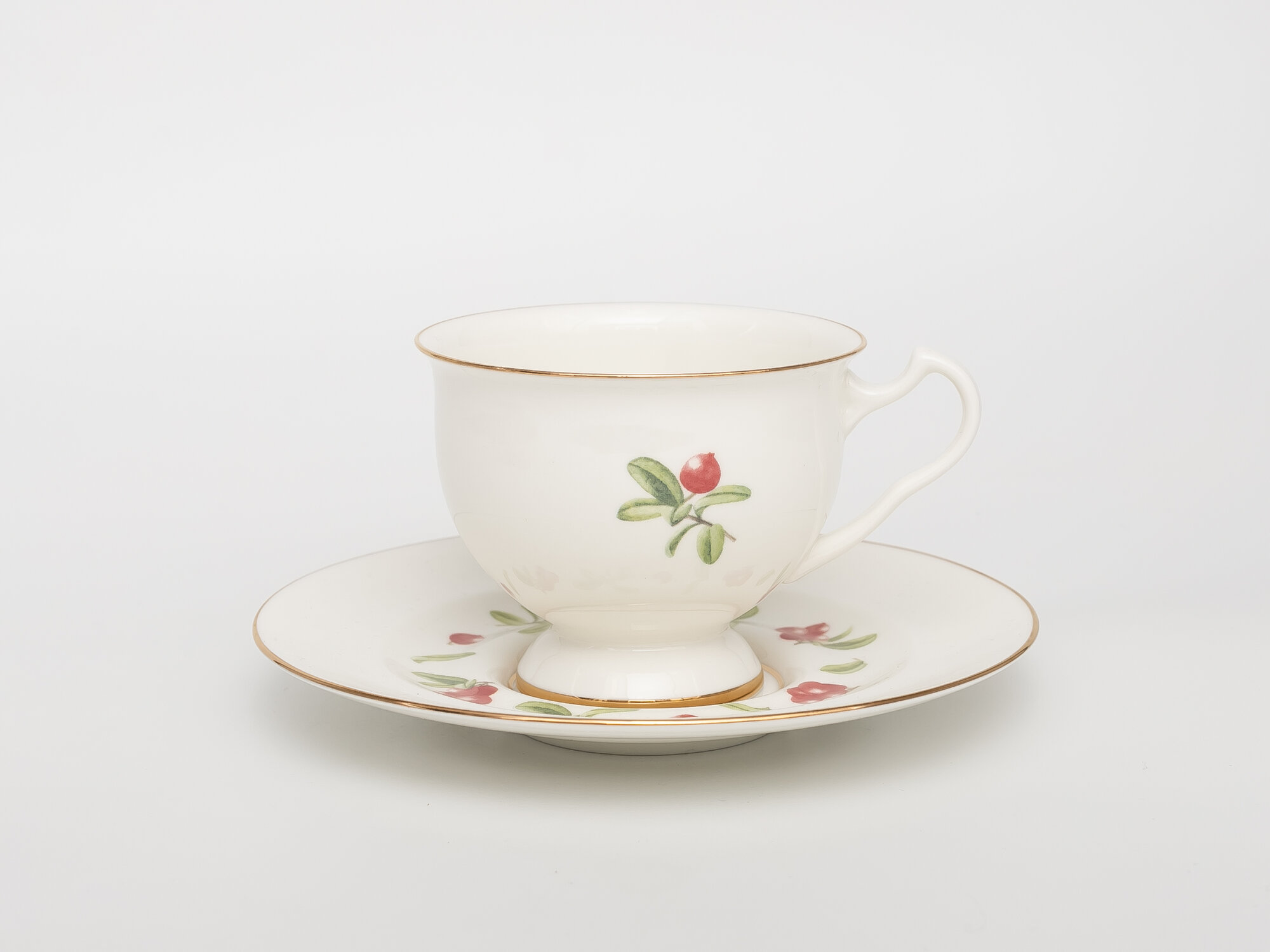 Чайная пара 240 мл. Форма "Айседора", рисунок "Цветы и ягоды. Брусника". Костяной фарфор. Чашка с блюдцем. Императорский фарфоровый завод ИФЗ ЛФЗ